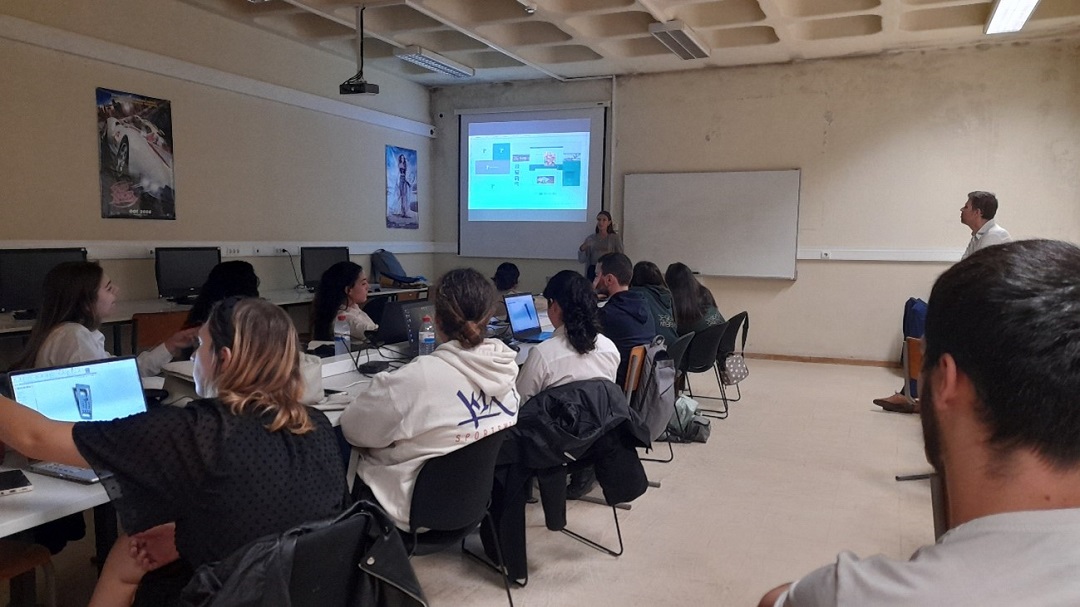 Palestra "Master Class de UX e UI design", com a designer Luísa Lino ...